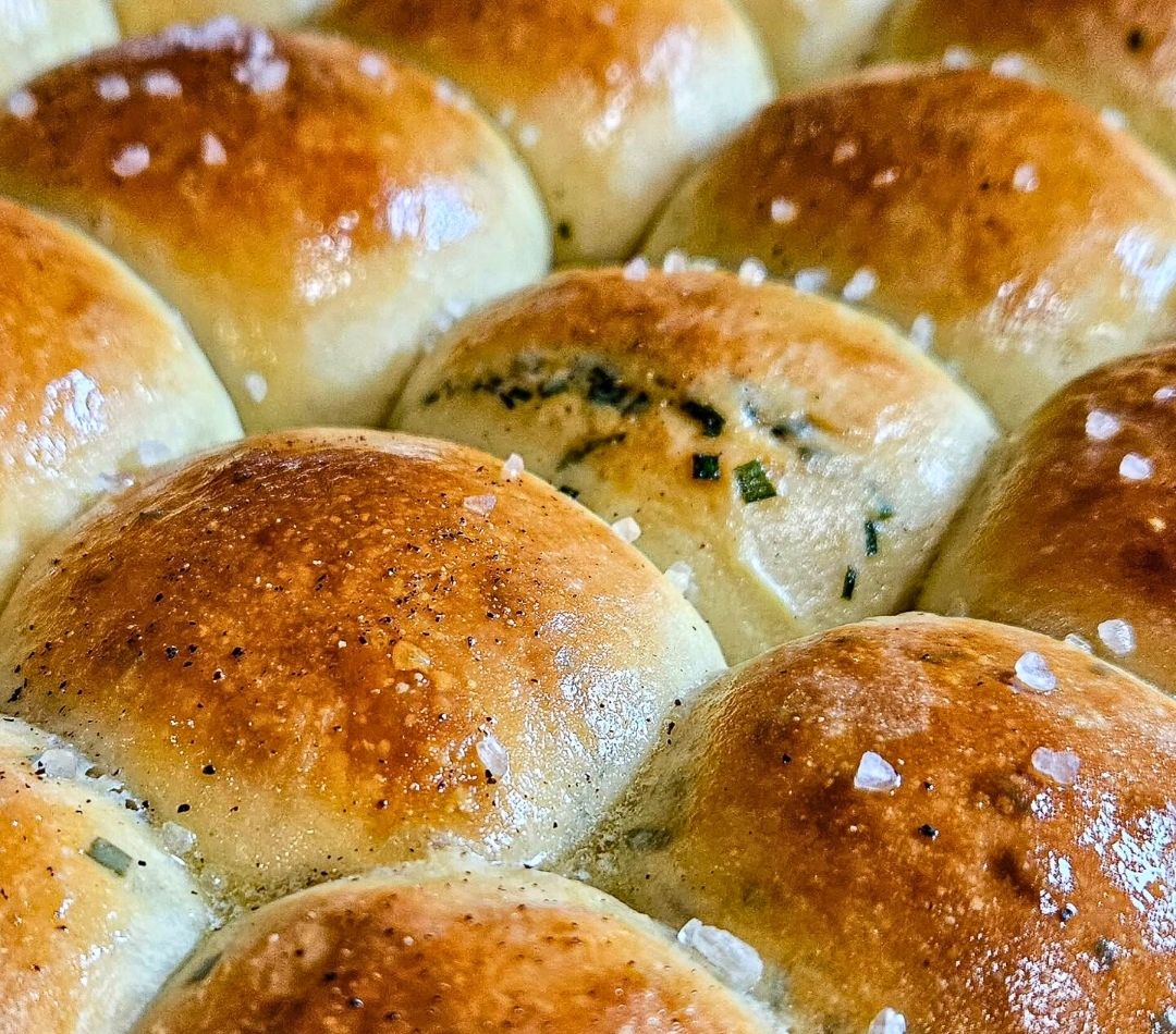 Fluffy Chive Milk Buns 🥖 | Buttery, Soft Dinner Rolls with Tangzhong ...